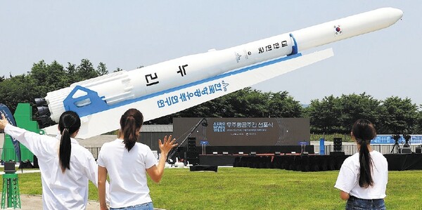 국립과천과학관에 들어선 47.2m ‘누리호’ 실물 모형